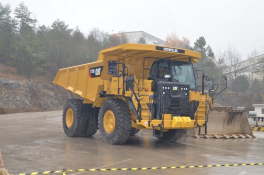 Předání pevného dampru Cat 775G v lomu Mokrá | Stavební technika